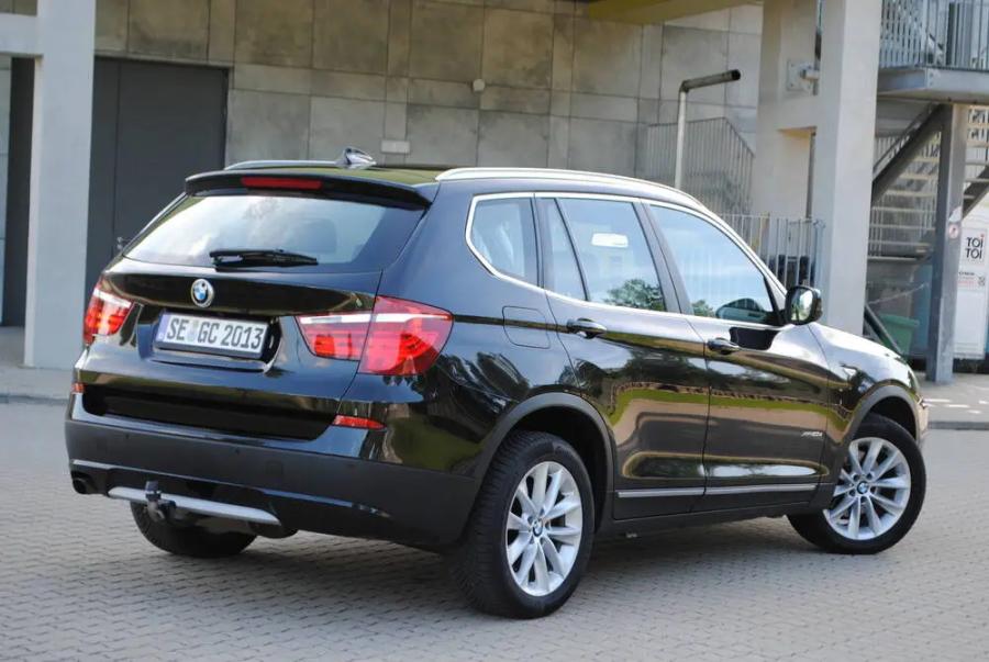 Black BMW X3 2011 in Riga, with an engine capacity of 2.00 L and mileage of 240 thousand km for 10590 €, photo 3 on AUTOMOTO.COM.LV