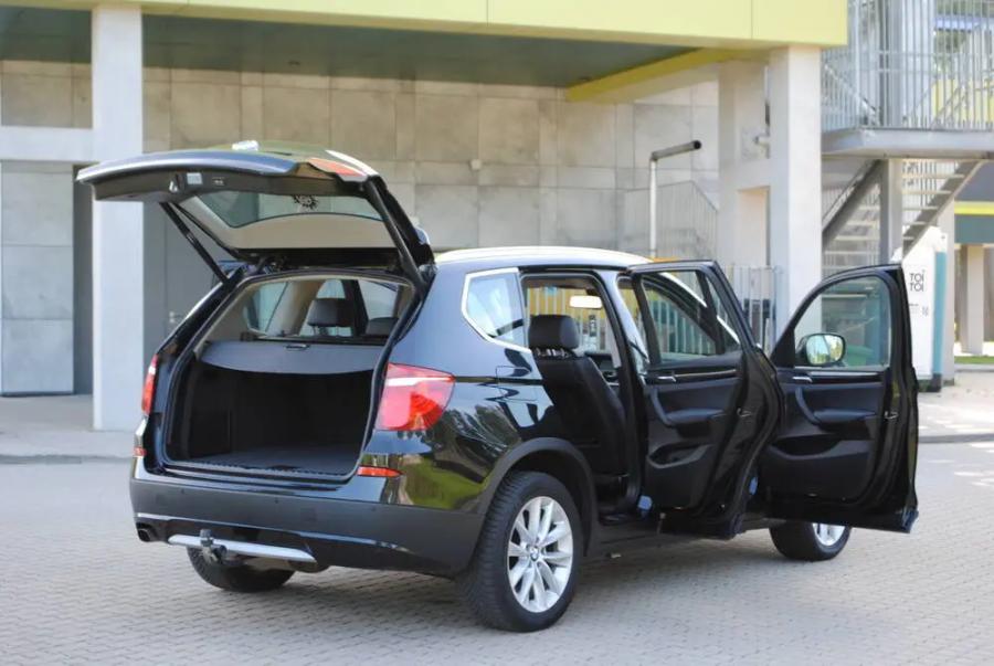 Black BMW X3 2011 in Riga, with an engine capacity of 2.00 L and mileage of 240 thousand km for 10590 €, photo 8 on AUTOMOTO.COM.LV