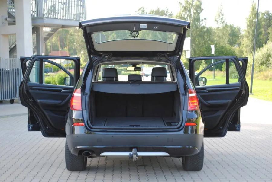 Black BMW X3 2011 in Riga, with an engine capacity of 2.00 L and mileage of 240 thousand km for 10590 €, photo 9 on AUTOMOTO.COM.LV