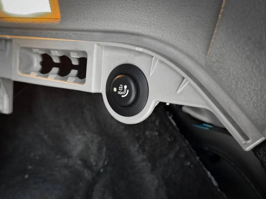 Black BMW X3 2016 in Riga, with an engine capacity of 2.00 L and mileage of 195 thousand km for 16700 €, photo 21 on AUTOMOTO.COM.LV