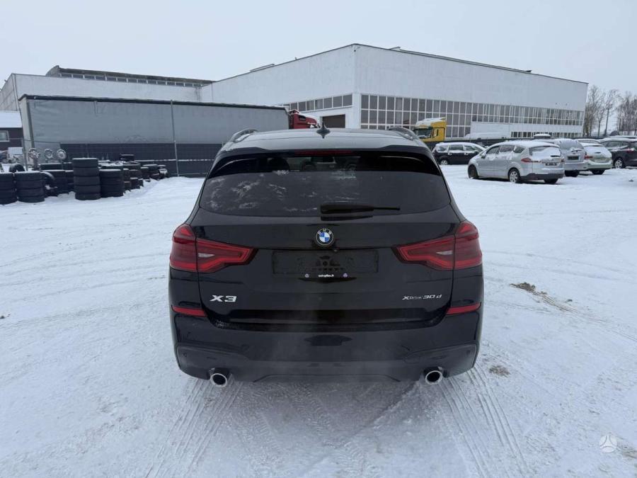 Black BMW X3 2018 in Marijampole, with an engine capacity of 2.99 L and mileage of 260 thousand km for 22900 €, photo 5 on AUTOMOTO.COM.LV