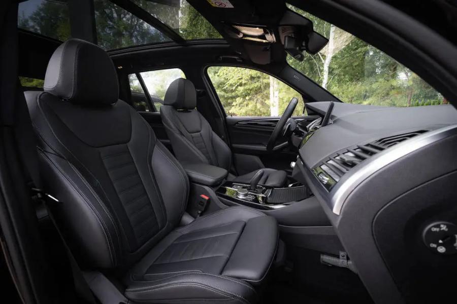 Black BMW X3 2018 in Jelgava, with an engine capacity of 2.00 L and mileage of 206 thousand km for 22900 €, photo 13 on AUTOMOTO.COM.LV