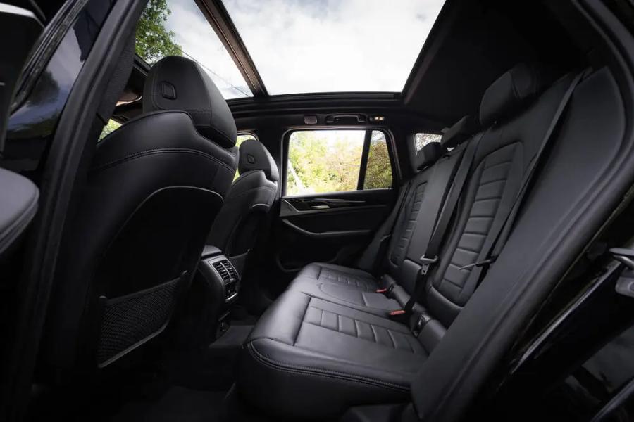Black BMW X3 2018 in Jelgava, with an engine capacity of 2.00 L and mileage of 206 thousand km for 22900 €, photo 15 on AUTOMOTO.COM.LV
