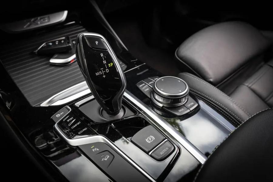 Black BMW X3 2018 in Jelgava, with an engine capacity of 2.00 L and mileage of 206 thousand km for 22900 €, photo 21 on AUTOMOTO.COM.LV