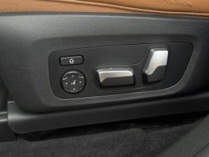 Black BMW X3 2018 in Jurmala, with an engine capacity of 3.00 L and mileage of 230 thousand km for 23950 €, photo 30 on AUTOMOTO.COM.LV