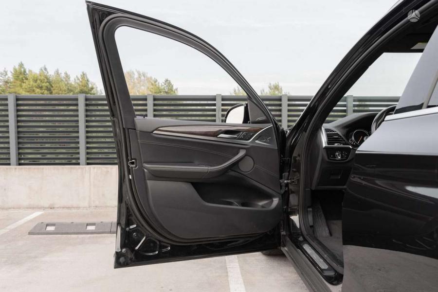Black BMW X3 2018 in Vilnius, with an engine capacity of 2.00 L and mileage of 134 thousand km for 24700 €, photo 25 on AUTOMOTO.COM.LV