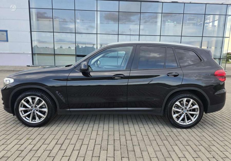 Black BMW X3 2018 in Panevezys, with an engine capacity of 2.00 L and mileage of 291 thousand km for 15999 €, photo 4 on AUTOMOTO.COM.LV