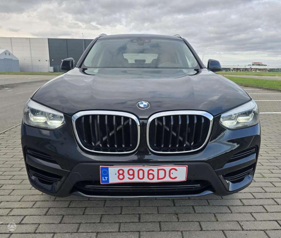 Black BMW X3 2018 in Panevezys, with an engine capacity of 2.00 L and mileage of 291 thousand km for 15999 €, photo 10 on AUTOMOTO.COM.LV