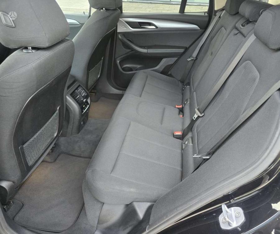 Black BMW X3 2018 in Panevezys, with an engine capacity of 2.00 L and mileage of 291 thousand km for 15999 €, photo 18 on AUTOMOTO.COM.LV