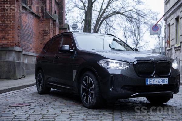 Black BMW X3 2021 in Riga, with an engine capacity of 2.00 L and mileage of 173 thousand km for 25900 €, photo 1 on AUTOMOTO.COM.LV