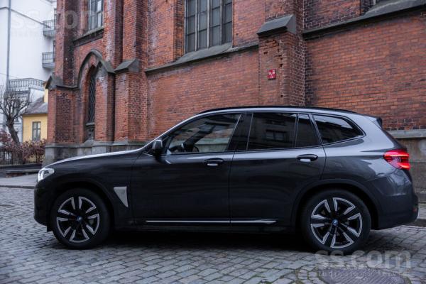 Black BMW X3 2021 in Riga, with an engine capacity of 2.00 L and mileage of 173 thousand km for 25900 €, photo 2 on AUTOMOTO.COM.LV