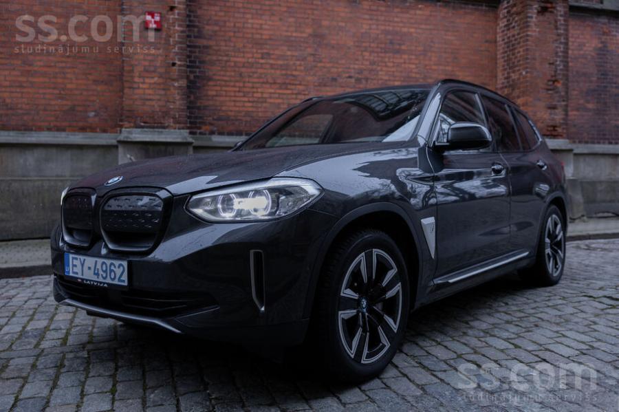 Black BMW X3 2021 in Riga, with an engine capacity of 2.00 L and mileage of 173 thousand km for 25900 €, photo 3 on AUTOMOTO.COM.LV