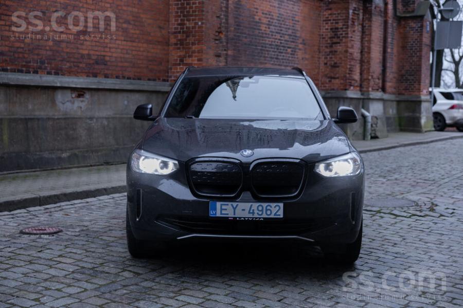 Black BMW X3 2021 in Riga, with an engine capacity of 2.00 L and mileage of 173 thousand km for 25900 €, photo 4 on AUTOMOTO.COM.LV
