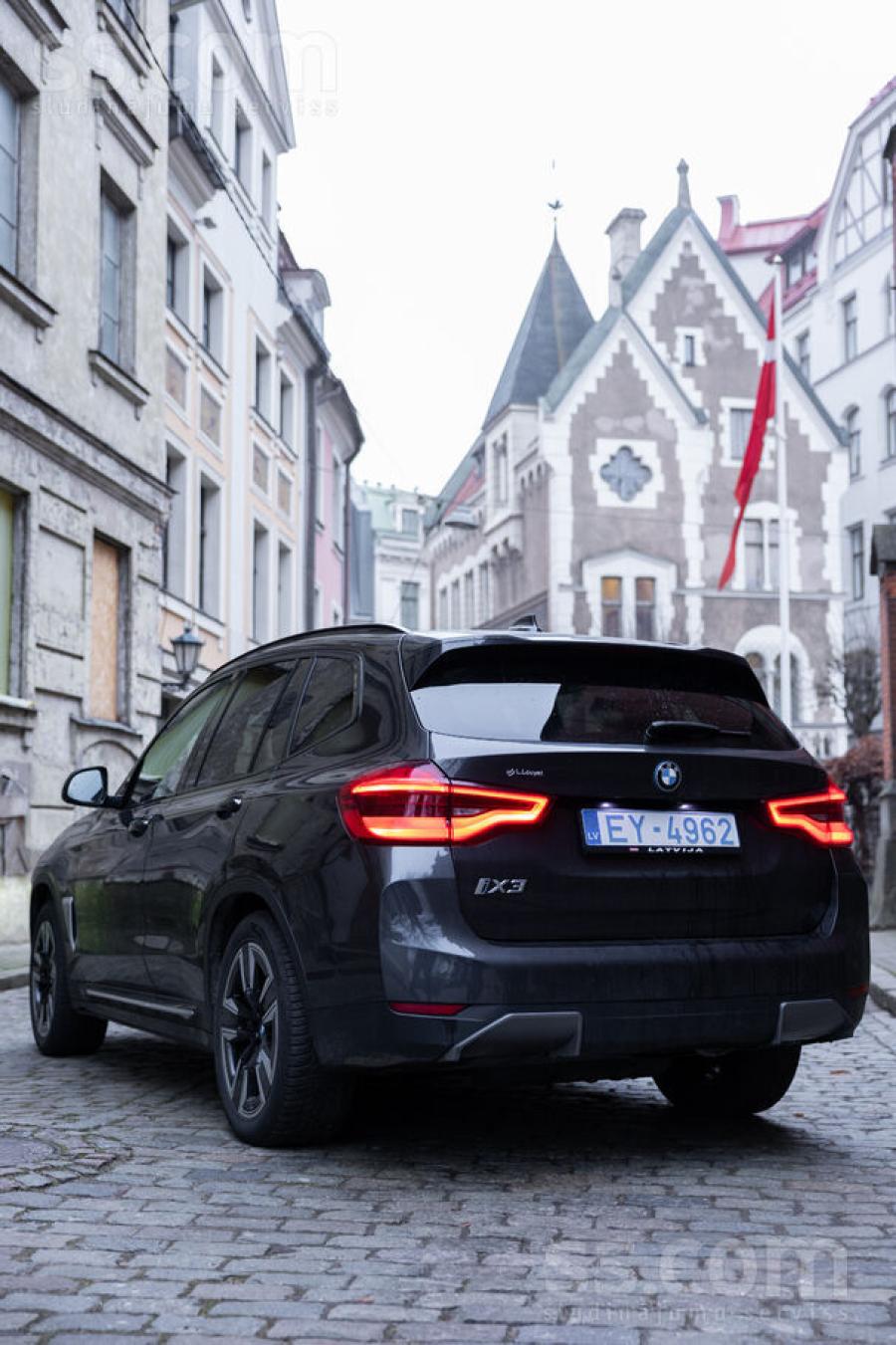 Black BMW X3 2021 in Riga, with an engine capacity of 2.00 L and mileage of 173 thousand km for 25900 €, photo 5 on AUTOMOTO.COM.LV