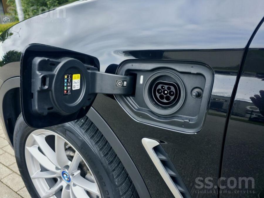 Black BMW X3 2021 in Riga, with an engine capacity of 2.00 L and mileage of 152 thousand km for 29990 €, photo 20 on AUTOMOTO.COM.LV