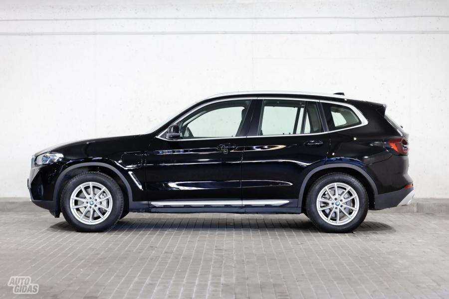 Black BMW X3 2022 in Vilnius, with an engine capacity of 2.00 L and mileage of 106 thousand km for 39985 €, photo 4 on AUTOMOTO.COM.LV