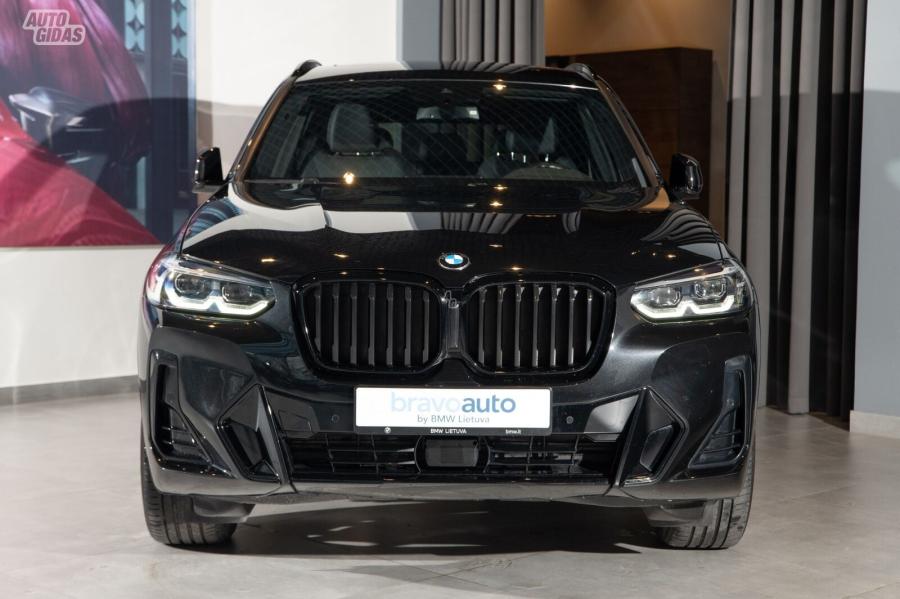 Black BMW X3 2023 in Kaunas, with an engine capacity of 2.00 L and mileage of 68 thousand km for 41771 €, photo 3 on AUTOMOTO.COM.LV
