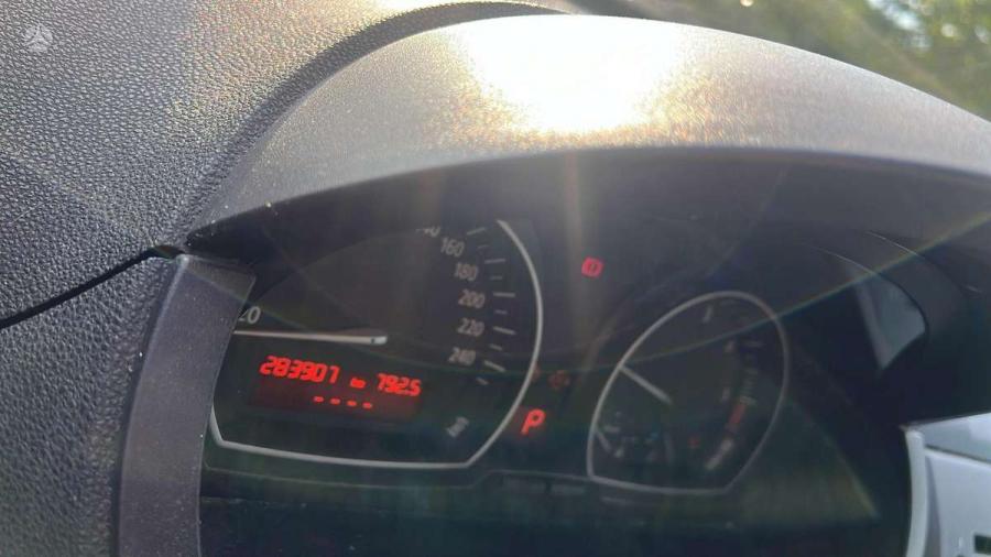 Grey BMW X3 2004 in Taurage, with an engine capacity of 3.00 L and mileage of 283 thousand km for 3700 €, photo 10 on AUTOMOTO.COM.LV