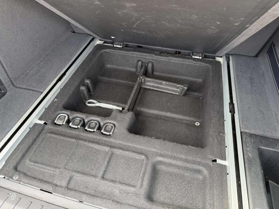 Grey BMW X3 2011 in Panevezys, with an engine capacity of 2.00 L and mileage of 330 thousand km for 6200 €, photo 12 on AUTOMOTO.COM.LV