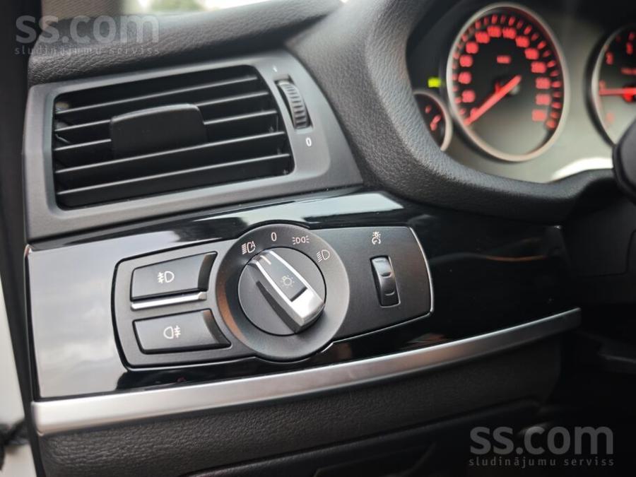 White BMW X3 2016 in Riga, with an engine capacity of 2.00 L and mileage of 218 thousand km for 15700 €, photo 19 on AUTOMOTO.COM.LV
