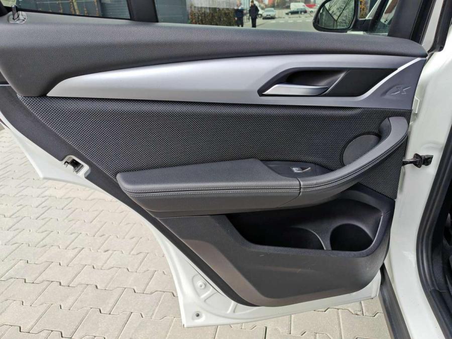 White BMW X3 2017 in Klaipeda, with an engine capacity of 2.00 L and mileage of 279 thousand km for 18950 €, photo 26 on AUTOMOTO.COM.LV