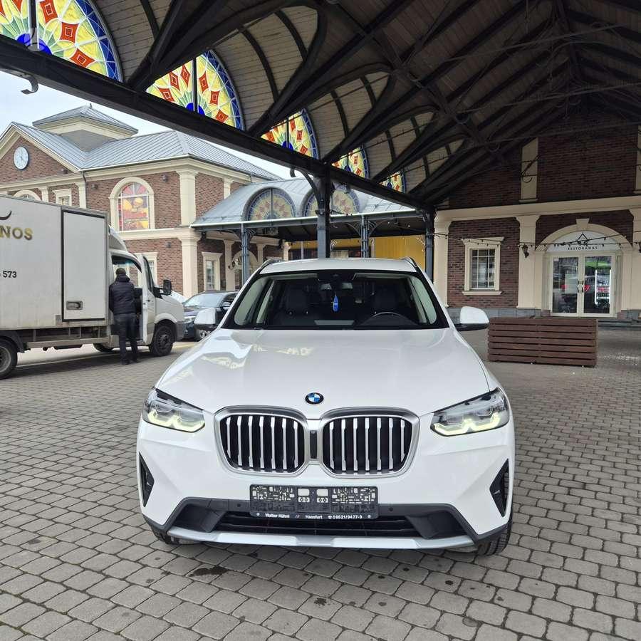 White BMW X3 2021 in Kaunas, with an engine capacity of 2.00 L and mileage of 157 thousand km for 31990 €, photo 3 on AUTOMOTO.COM.LV