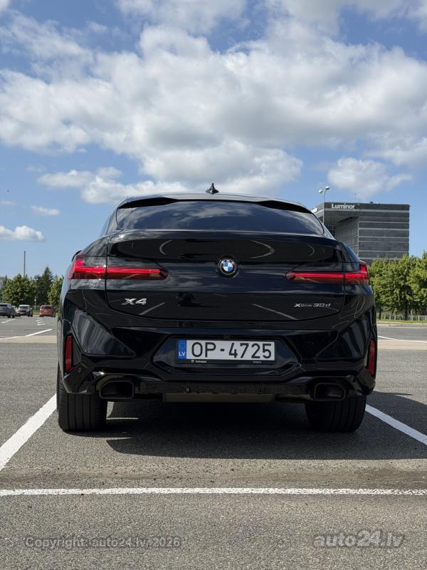 Black BMW X4 2024 in Riga, with an engine capacity of 3.00 L and mileage of 71 thousand km for 54340 €, photo 4 on AUTOMOTO.COM.LV