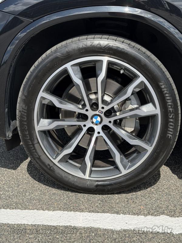 Black BMW X4 2024 in Riga, with an engine capacity of 3.00 L and mileage of 71 thousand km for 54340 €, photo 5 on AUTOMOTO.COM.LV