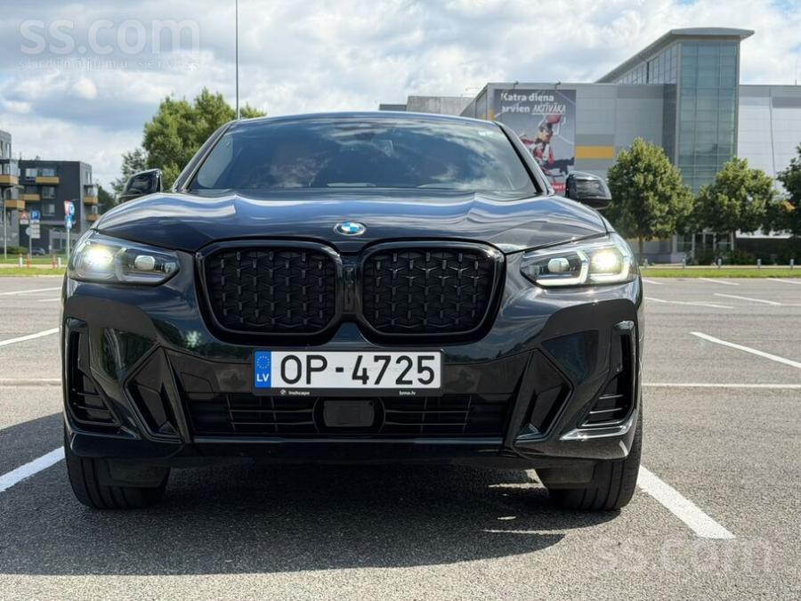 Black BMW X4 2024 in Riga, with an engine capacity of 3.00 L and mileage of 72 thousand km for 49999 €, photo 4 on AUTOMOTO.COM.LV