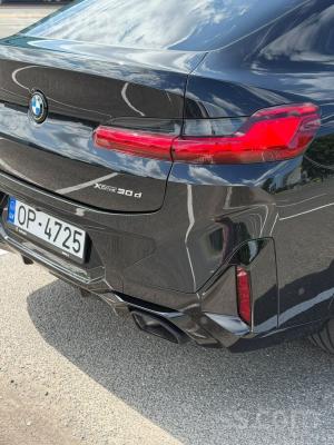 Black BMW X4 2024 in Riga, with an engine capacity of 3.00 L and mileage of 72 thousand km for 49999 €, photo 6 on AUTOMOTO.COM.LV