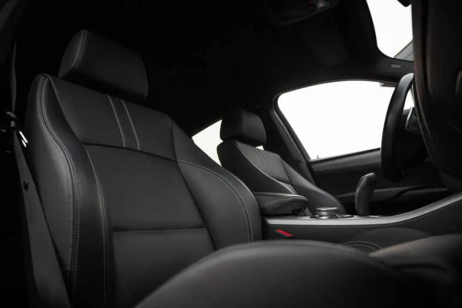 Black BMW X4 2015 in Jelgava, with an engine capacity of 2.00 L and mileage of 240 thousand km for 20950 €, photo 6 on AUTOMOTO.COM.LV