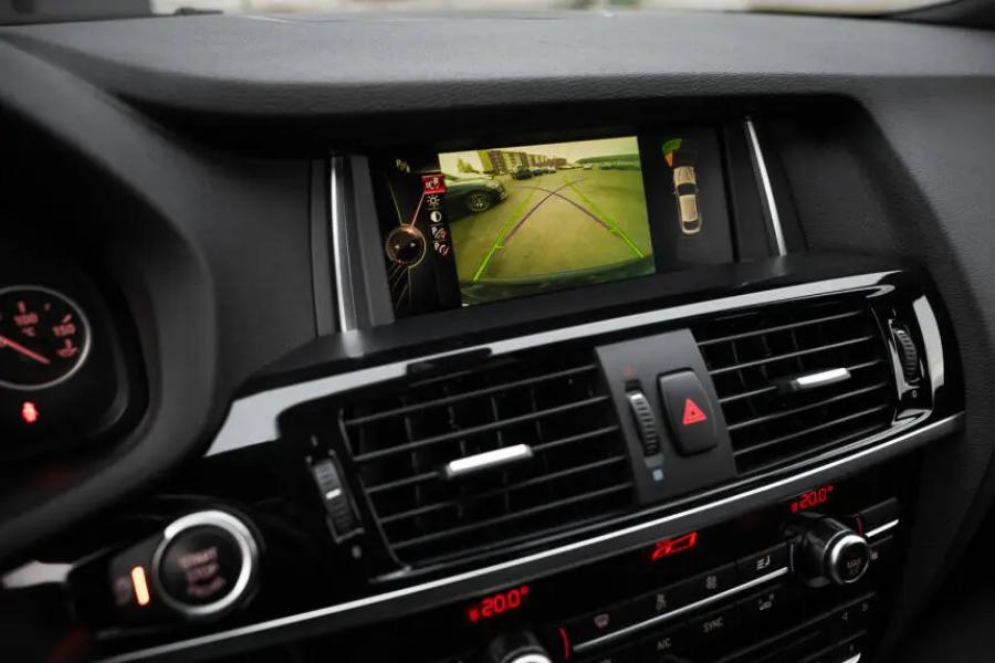 Black BMW X4 2015 in Jelgava, with an engine capacity of 2.00 L and mileage of 240 thousand km for 20950 €, photo 13 on AUTOMOTO.COM.LV