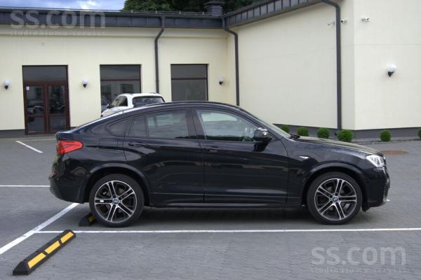 Black BMW X4 2017 in Riga, with an engine capacity of 3.00 L and mileage of 135 thousand km for 22500 €, photo 4 on AUTOMOTO.COM.LV