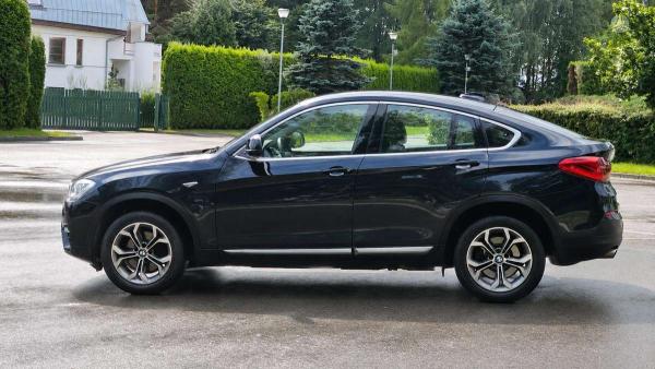 Black BMW X4 2018 in Elektrenai, with an engine capacity of 2.00 L and mileage of 207 thousand km for 17900 €, photo 3 on AUTOMOTO.COM.LV