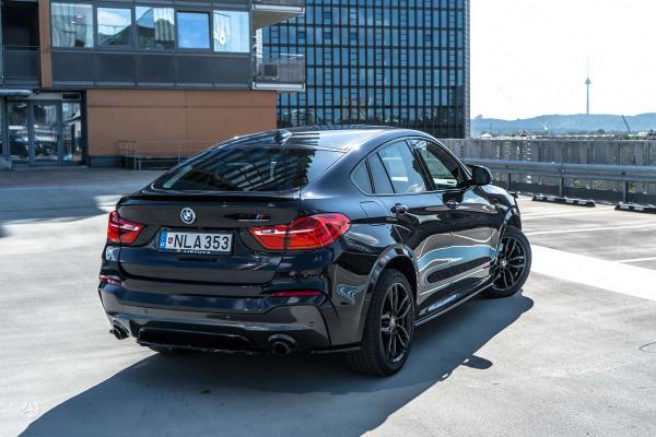 Black BMW X4 2018 in Vilnius, with an engine capacity of 3.00 L and mileage of 106 thousand km for 31500 €, photo 8 on AUTOMOTO.COM.LV