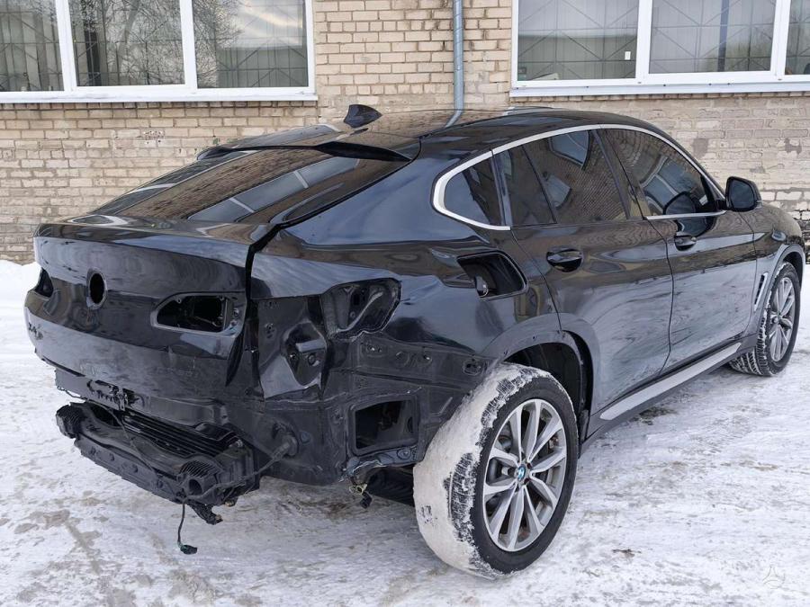 Black BMW X4 2019 in Klaipeda, with an engine capacity of 2.00 L and mileage of 167 thousand km for 18999 €, photo 6 on AUTOMOTO.COM.LV