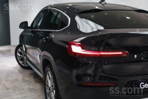 Black BMW X4 2020 in Riga, with an engine capacity of 2.00 L and mileage of 198 thousand km for 24900 €, photo 3 on AUTOMOTO.COM.LV