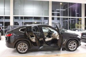 Black BMW X4 2021 in Vilnius, with an engine capacity of 2.00 L and mileage of 75 thousand km for 42000 €, photo 5 on AUTOMOTO.COM.LV