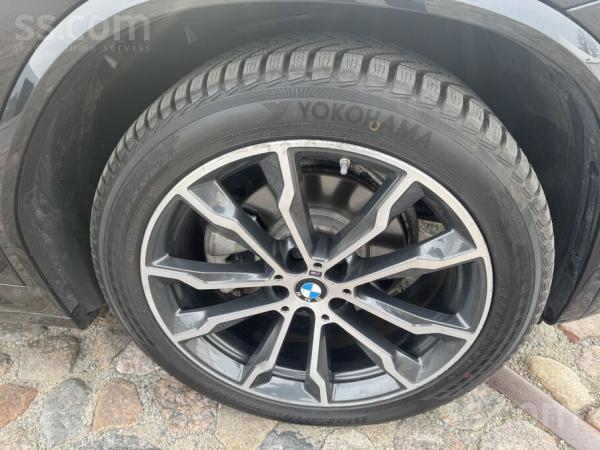 Black BMW X4 2022 in Riga, with an engine capacity of 2.00 L and mileage of 133 thousand km for 33950 €, photo 9 on AUTOMOTO.COM.LV