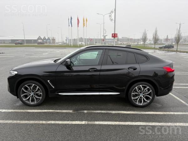 Black BMW X4 2022 in Jelgava, with an engine capacity of 2.00 L and mileage of 102 thousand km for 40500 €, photo 2 on AUTOMOTO.COM.LV