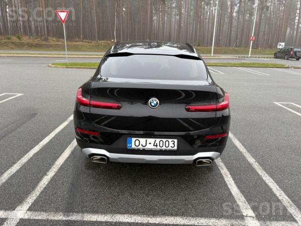 Black BMW X4 2022 in Jelgava, with an engine capacity of 2.00 L and mileage of 102 thousand km for 40500 €, photo 5 on AUTOMOTO.COM.LV