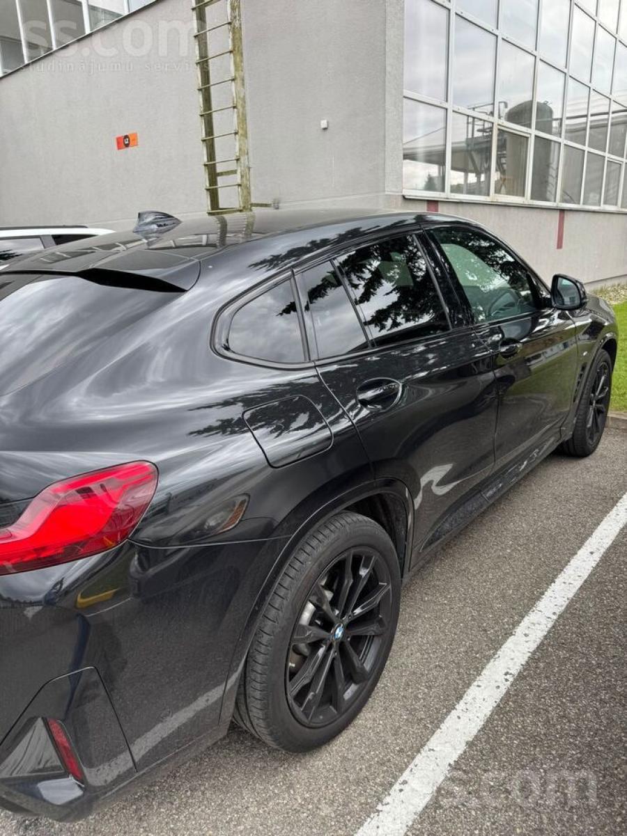 Black BMW X4 2022 in Riga, with an engine capacity of 3.00 L and mileage of 66 thousand km for 51500 €, photo 4 on AUTOMOTO.COM.LV