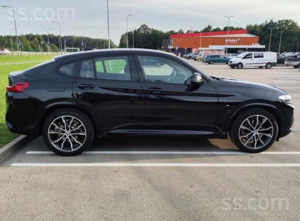 Black BMW X4 2024 in Riga, with an engine capacity of 2.00 L and mileage of 25 thousand km for 54999 €, photo 5 on AUTOMOTO.COM.LV