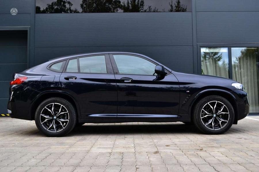 Black BMW X4 2024 in Riga, with an engine capacity of 2.00 L and mileage of 36 thousand km for 42500 €, photo 5 on AUTOMOTO.COM.LV