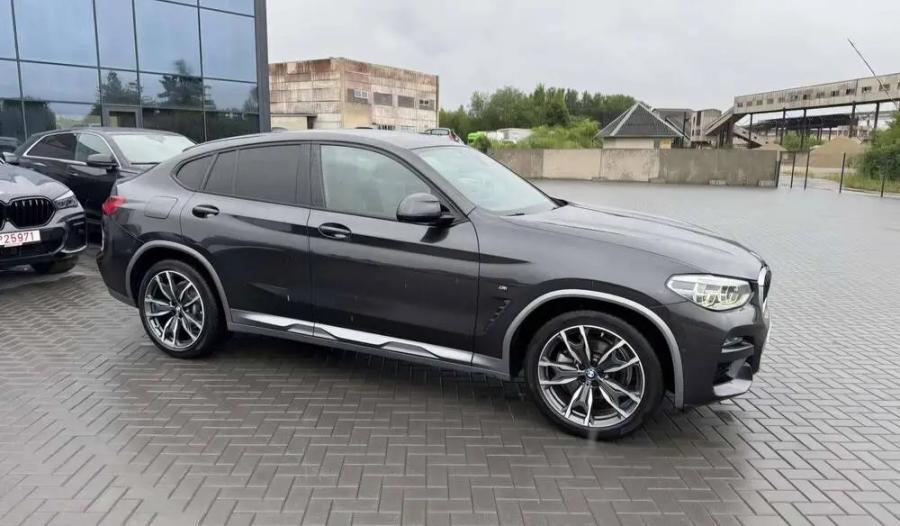 Grey BMW X4 2020 in Telschi, with an engine capacity of 2.00 L and mileage of 224 thousand km for 23490 €, photo 3 on AUTOMOTO.COM.LV