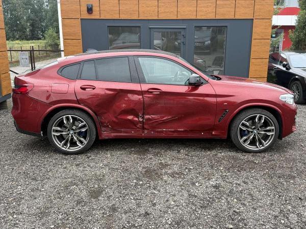 BMW X4 2018 in Kaunas on AUTOMOTO.COM.LV Red BMW X4 2018 in Kaunas, with an engine capacity of 3.00 L and mileage of 114 thousand km for 26900 €, photo 9 on AUTOMOTO.COM.LV