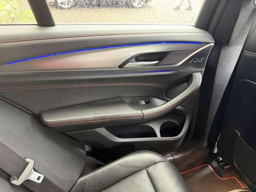 Red BMW X4 2018 in Kaunas, with an engine capacity of 3.00 L and mileage of 114 thousand km for 26900 €, photo 41 on AUTOMOTO.COM.LV