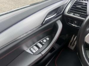 Red BMW X4 2018 in Kaunas, with an engine capacity of 3.00 L and mileage of 114 thousand km for 26900 €, photo 49 on AUTOMOTO.COM.LV
