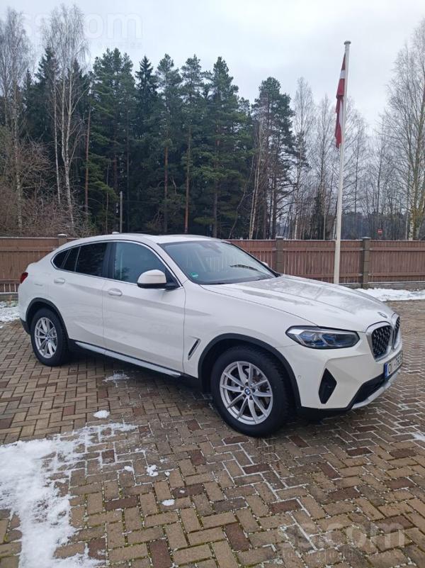 White BMW X4 2022 in Riga, with an engine capacity of 2.00 L and mileage of 143 thousand km for 41900 €, photo 1 on AUTOMOTO.COM.LV