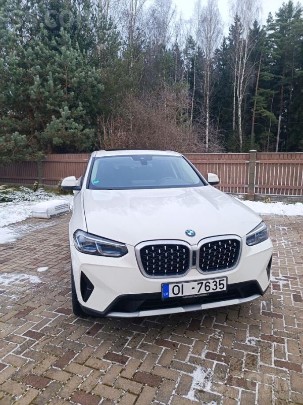 White BMW X4 2022 in Riga, with an engine capacity of 2.00 L and mileage of 143 thousand km for 41900 €, photo 2 on AUTOMOTO.COM.LV